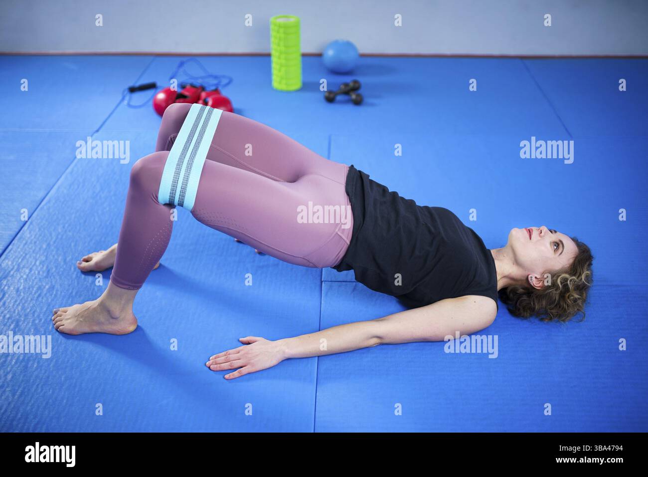 Glute bridges hi-res stock photography and images - Alamy