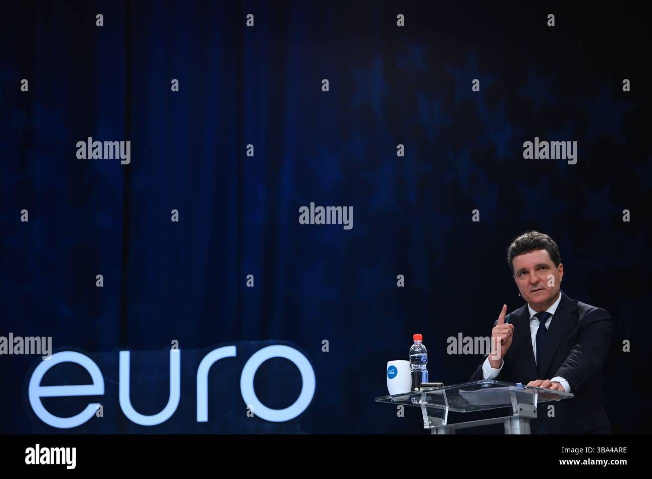 ROMANIA-POLITICS-VOTE-DEBATE Pro-European independent presidential ...