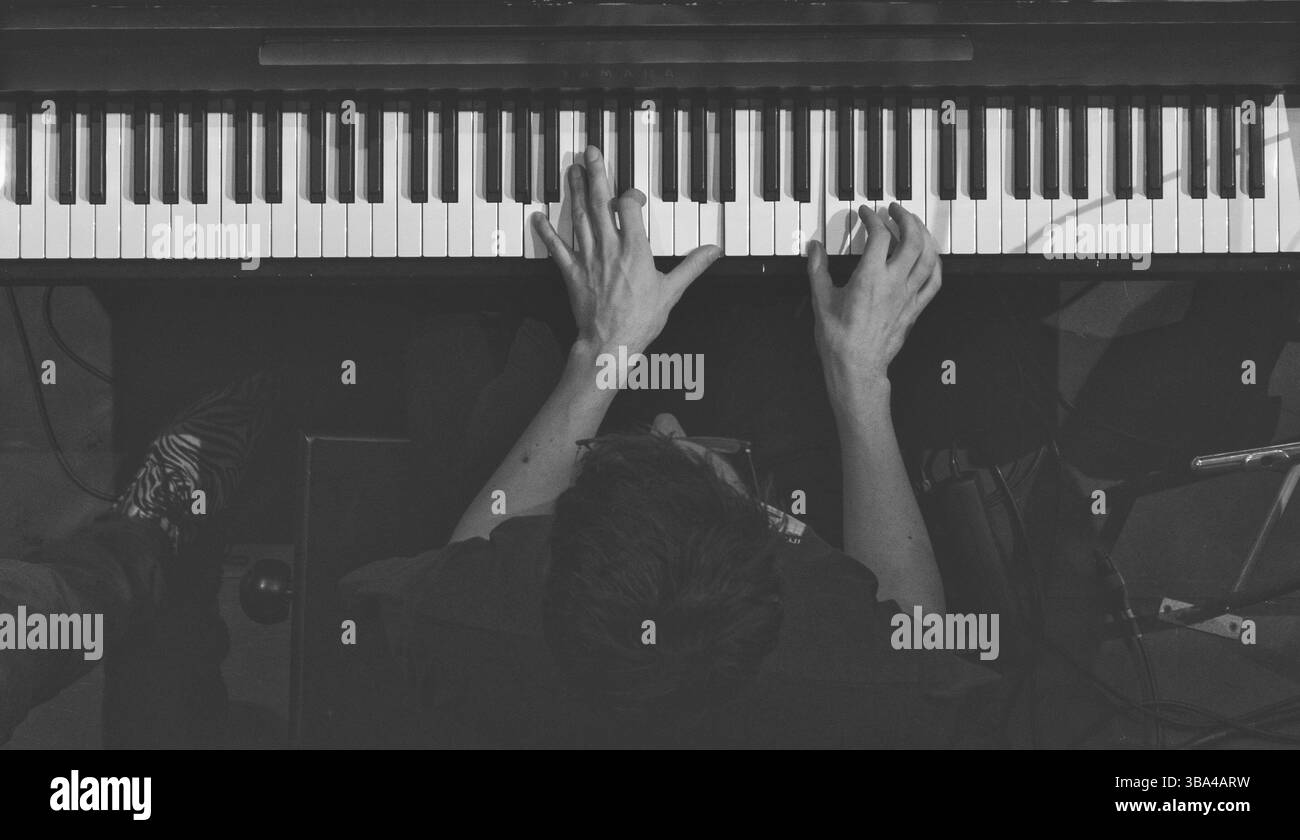 Hands and stages hi-res stock photography and images - Alamy