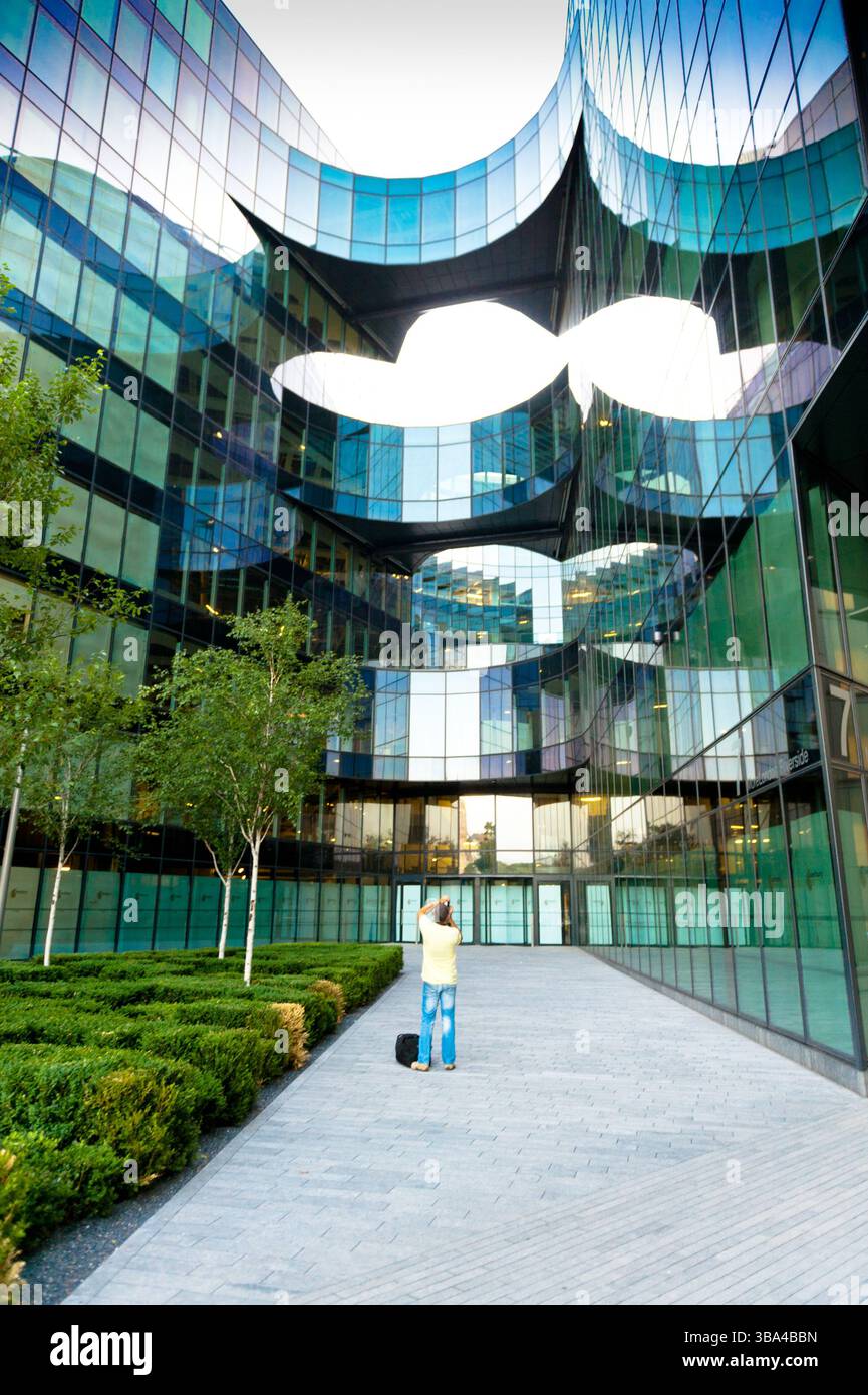 A tourist photographs the unique architecture of 7 More London ...