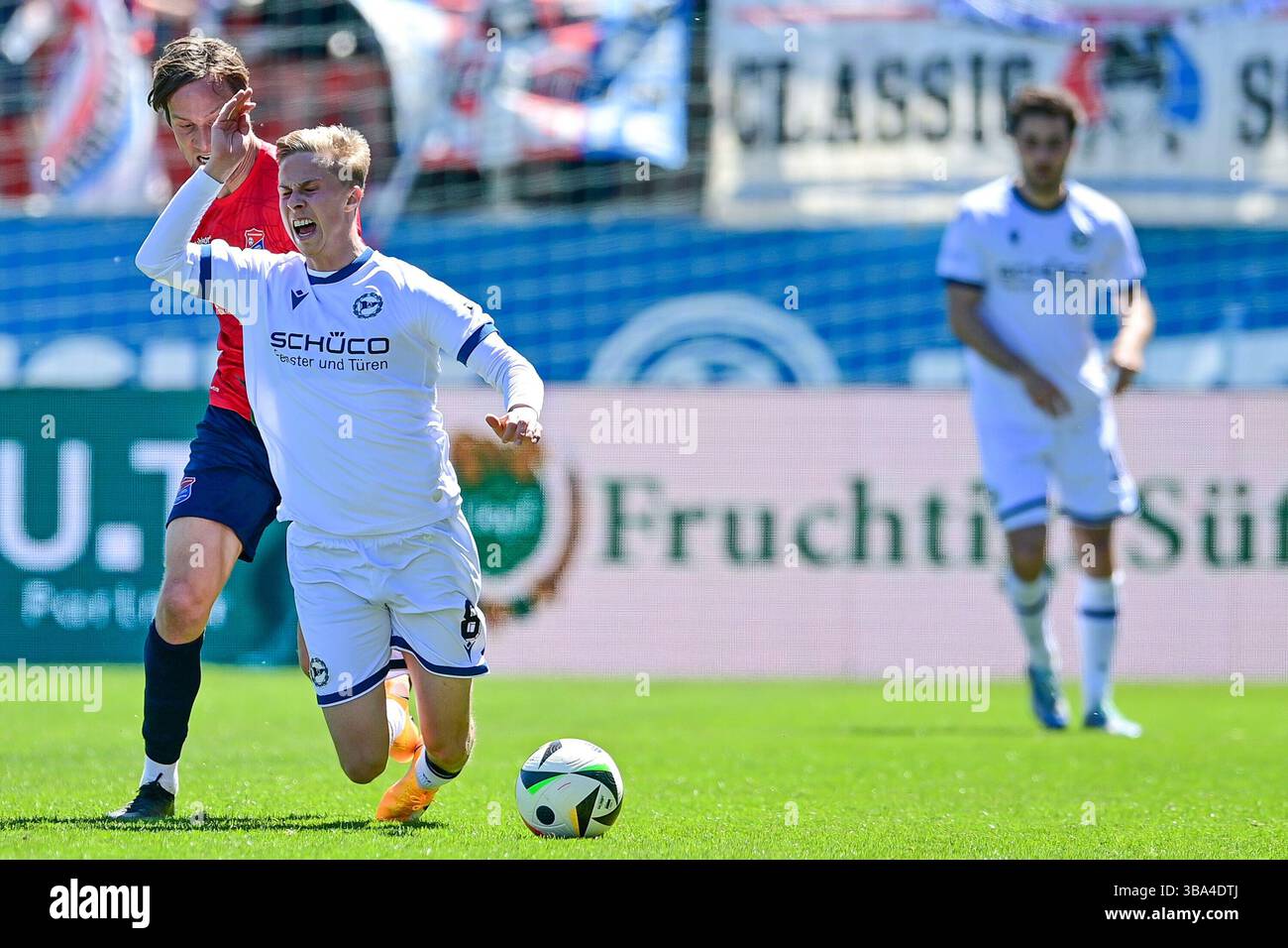Unterhaching, Deutschland. 11th May, 2025. v.li.: Tim Knipping (Unterhaching, 34) Sam Schreck ...