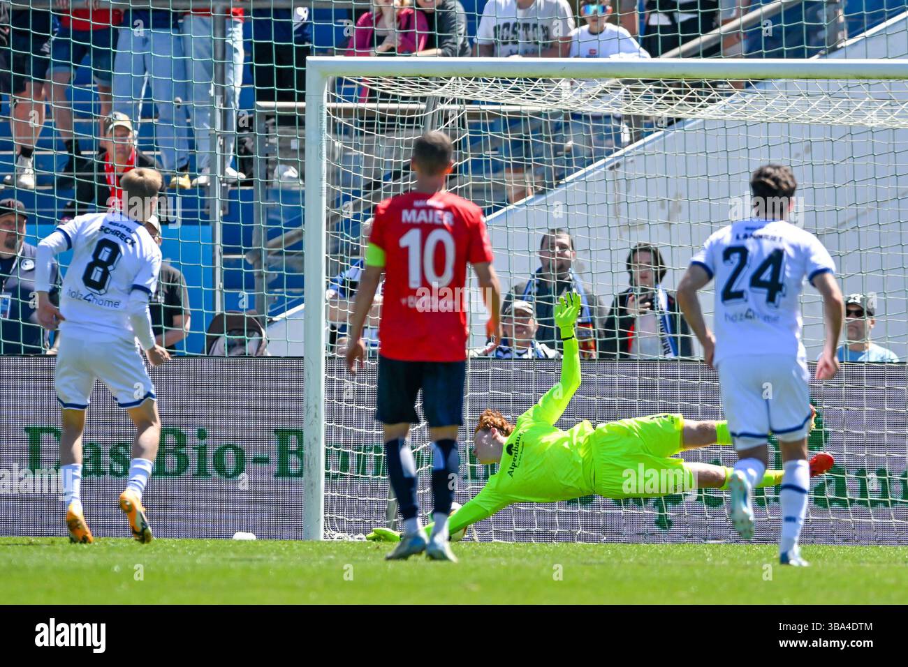 Unterhaching, Deutschland. 11th May, 2025. v.li.: Sam Schreck ...
