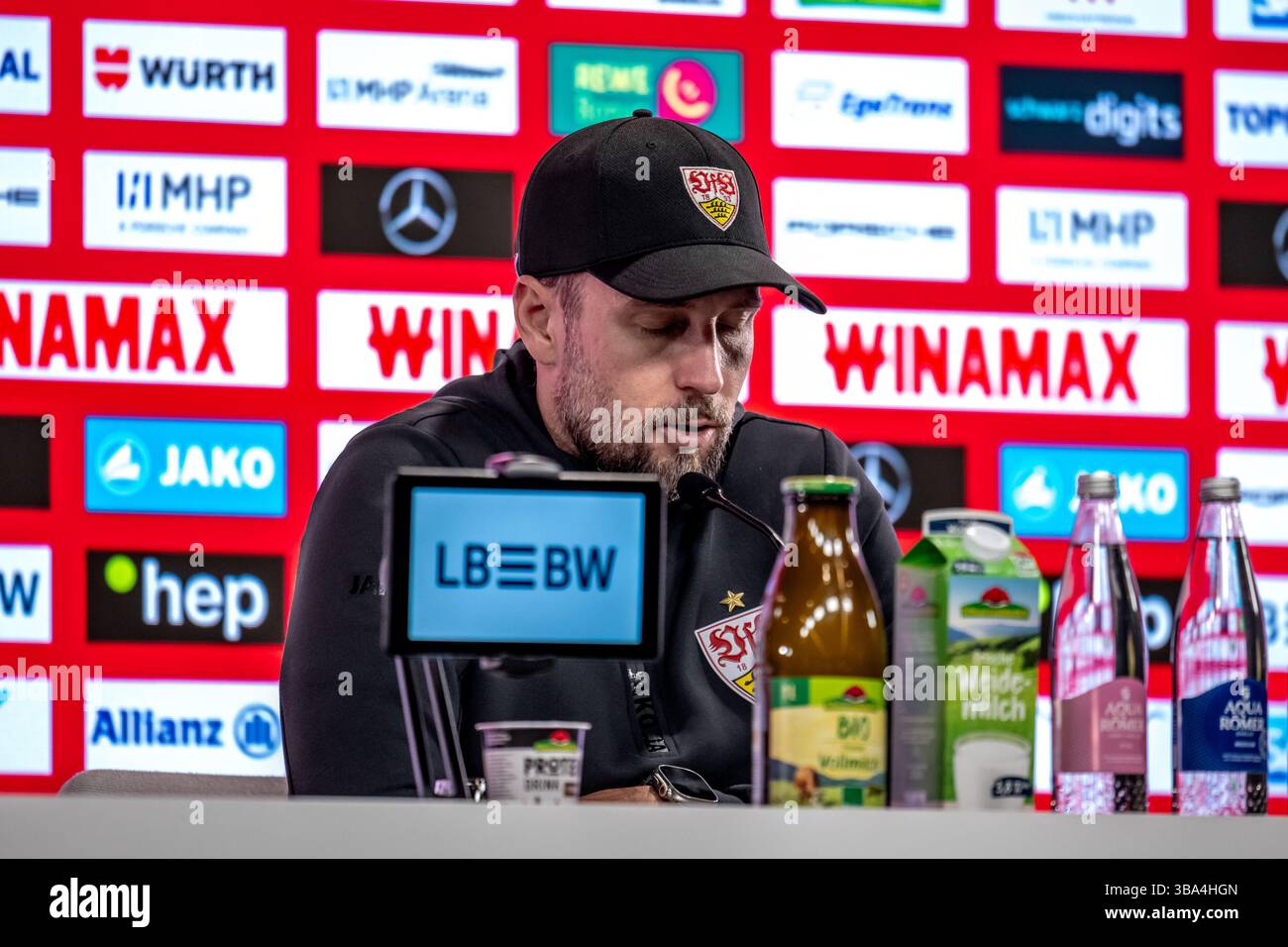 Sebastian Hoene? (VfB Stuttgart, Trainer) bei der Pressekonferenz nach ...