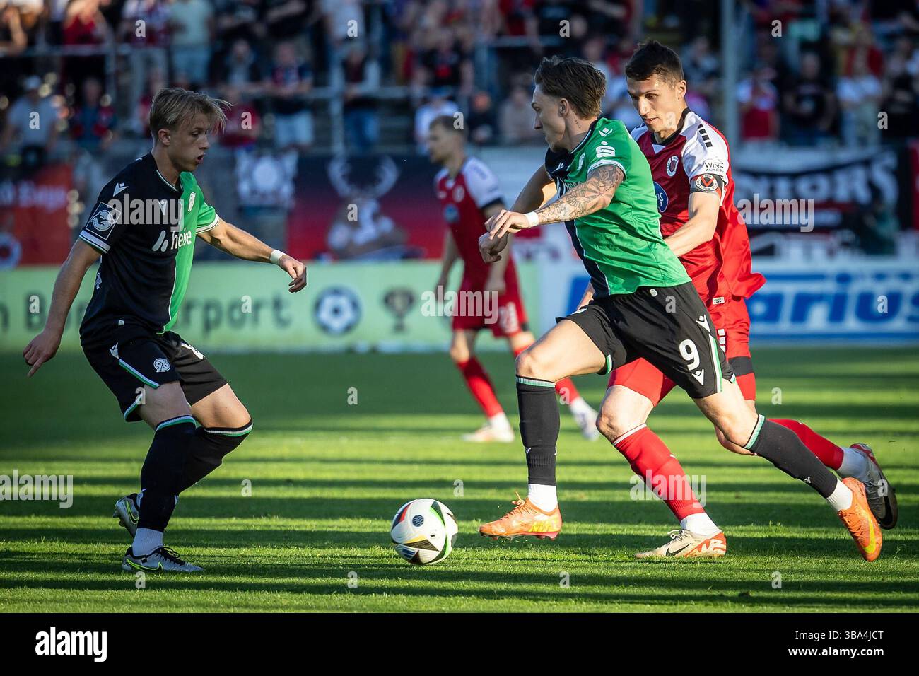 Sean Busch (Hannover 96 II, 9) und Christoph Greger (FC Viktoria K?ln, 15) ; K?ln, 11.05.2025 ...