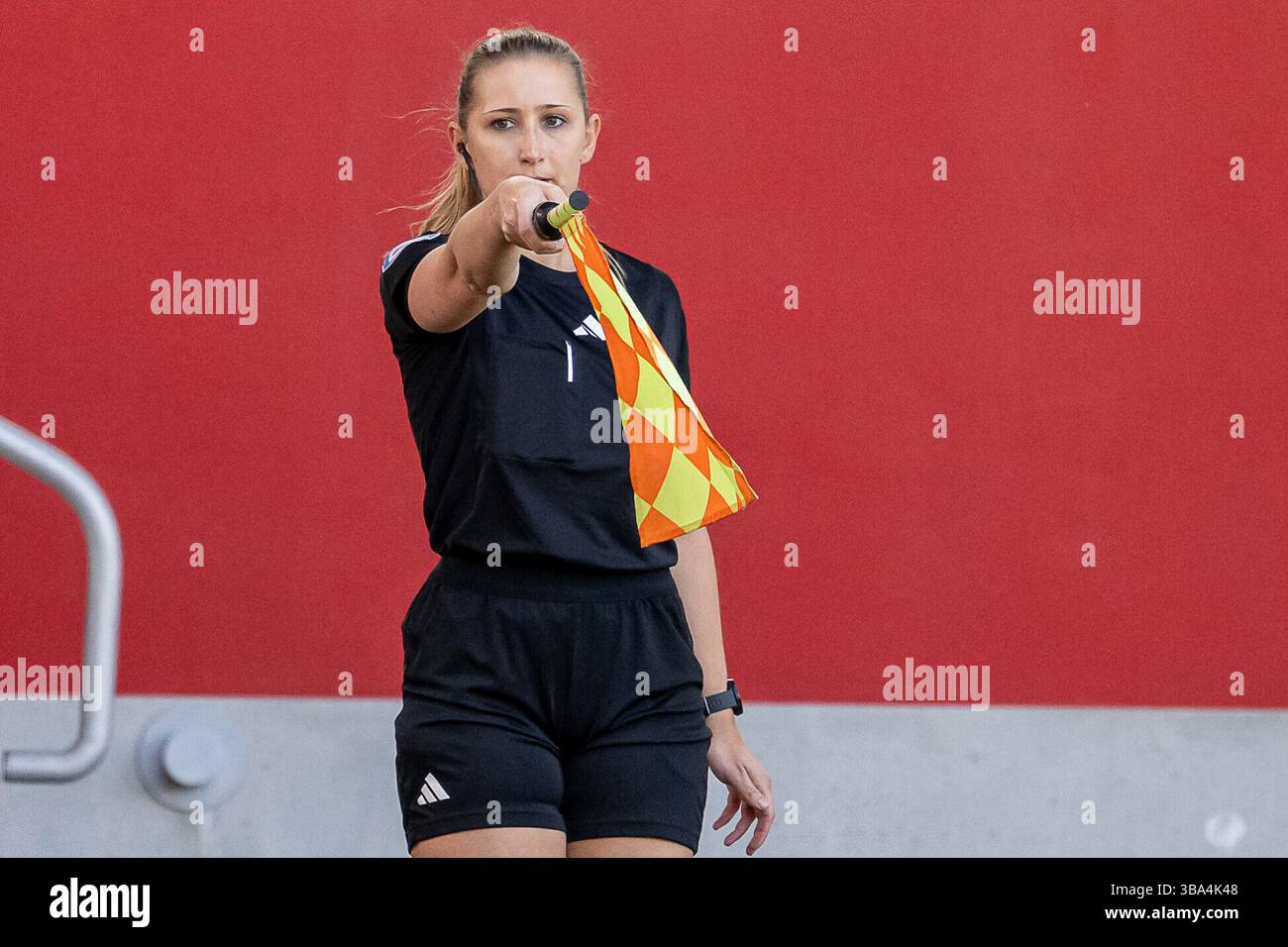 Muenchen, Deutschland. 11th May, 2025. Jessica Bergmann (Schiedsrichter ...