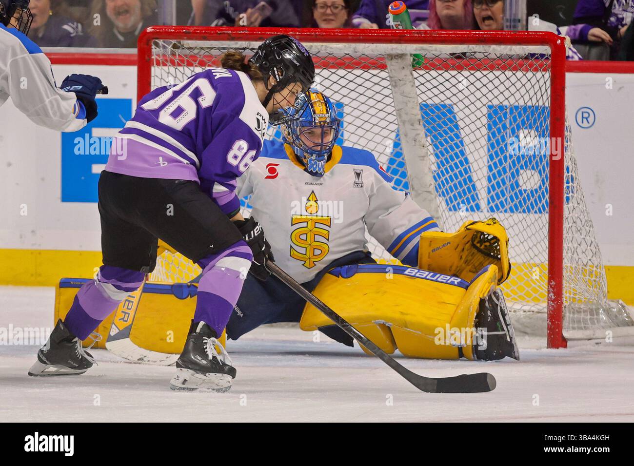Minnesota Frost forward Michela Cava (86) shoots against Toronto ...