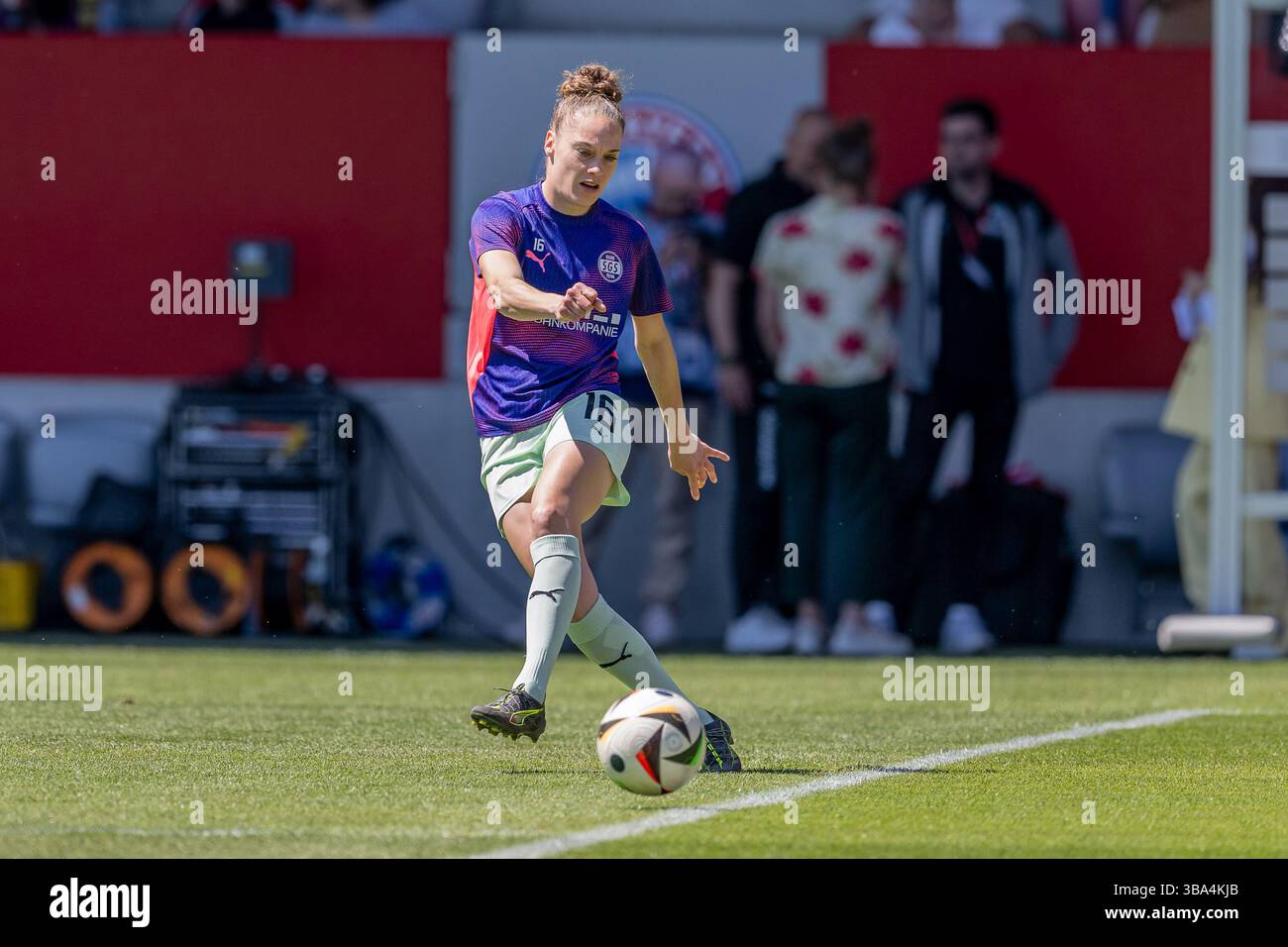Jacqueline Meissner (SGS Essen, #16) beim Aufwaermen. FC Bayern ...