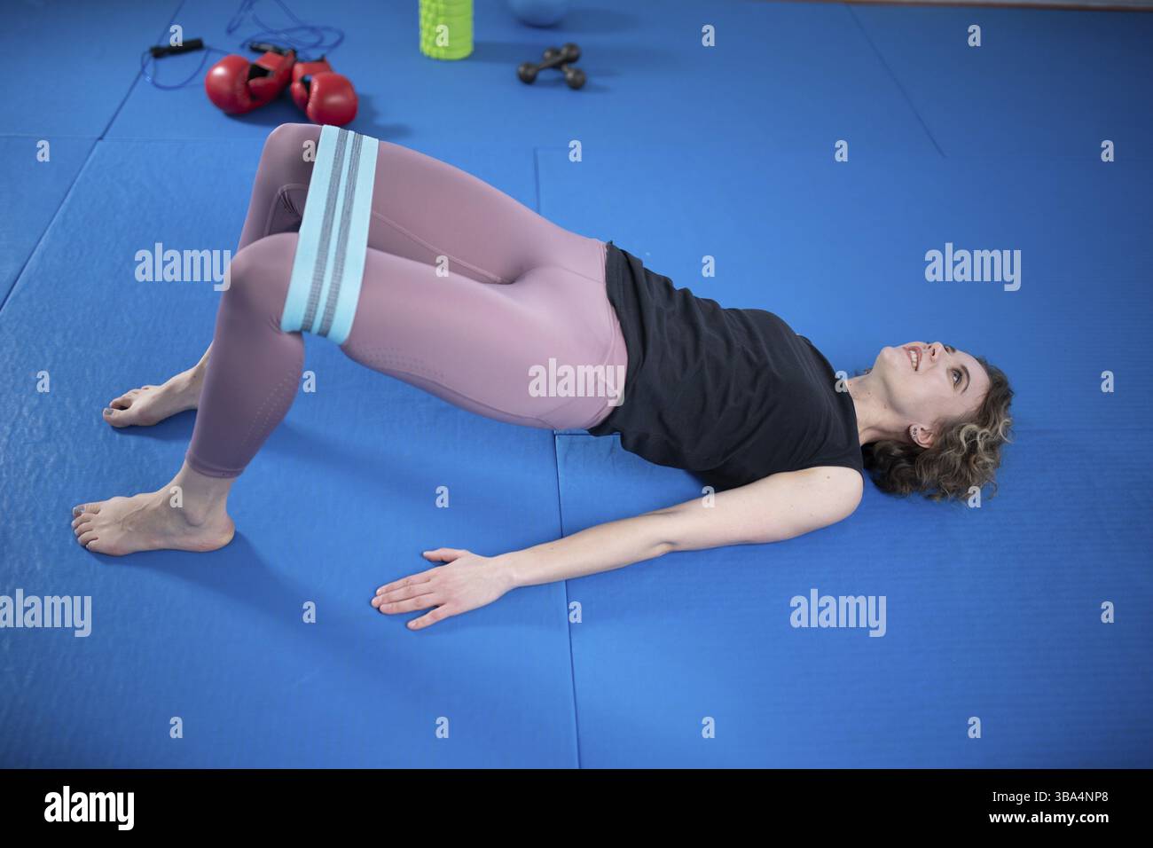 Fitness resistance band loop around thighs, booty band circle hip bands ...