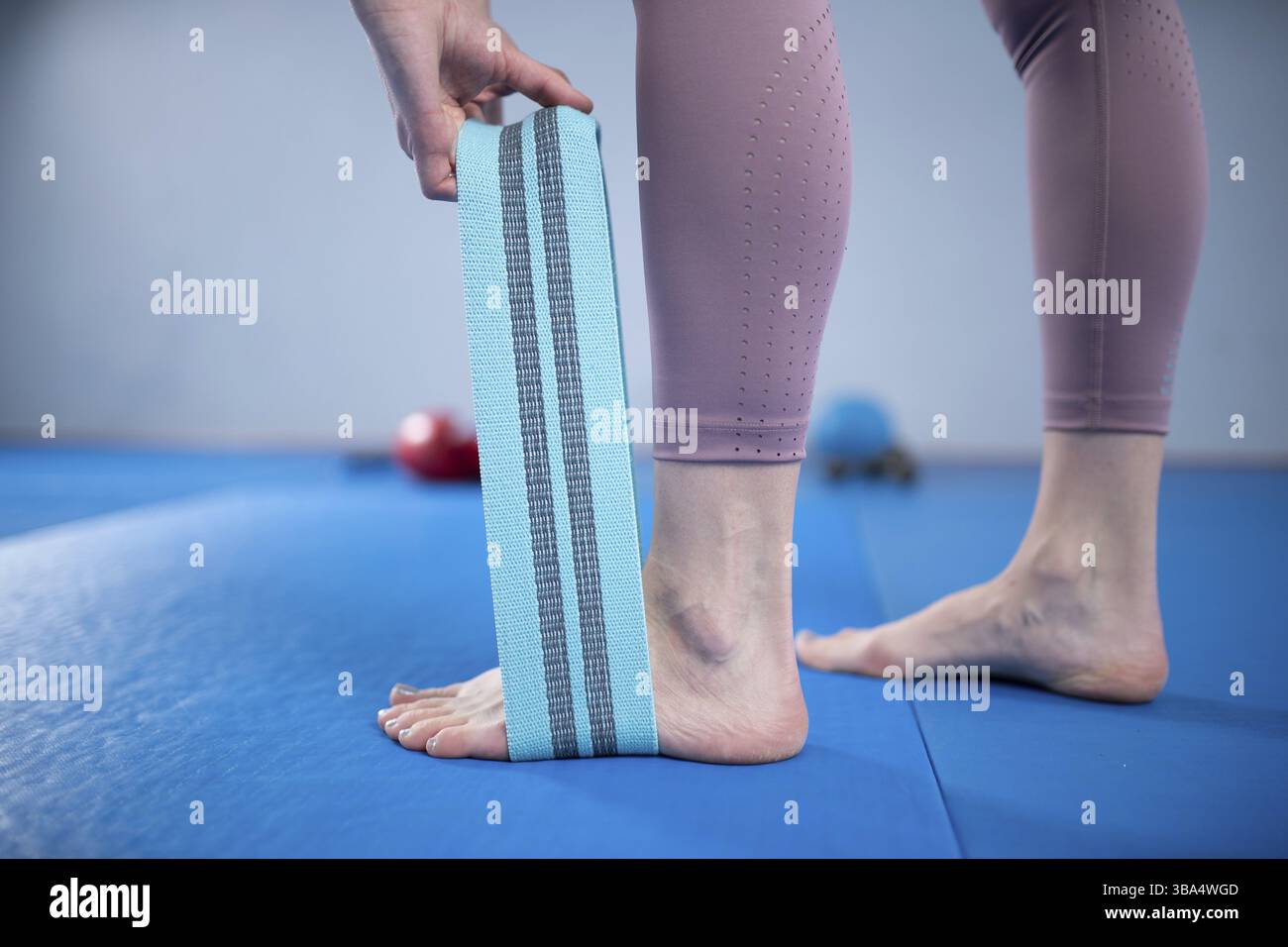 Fitness resistance band loop around thighs, booty band circle hip bands ...