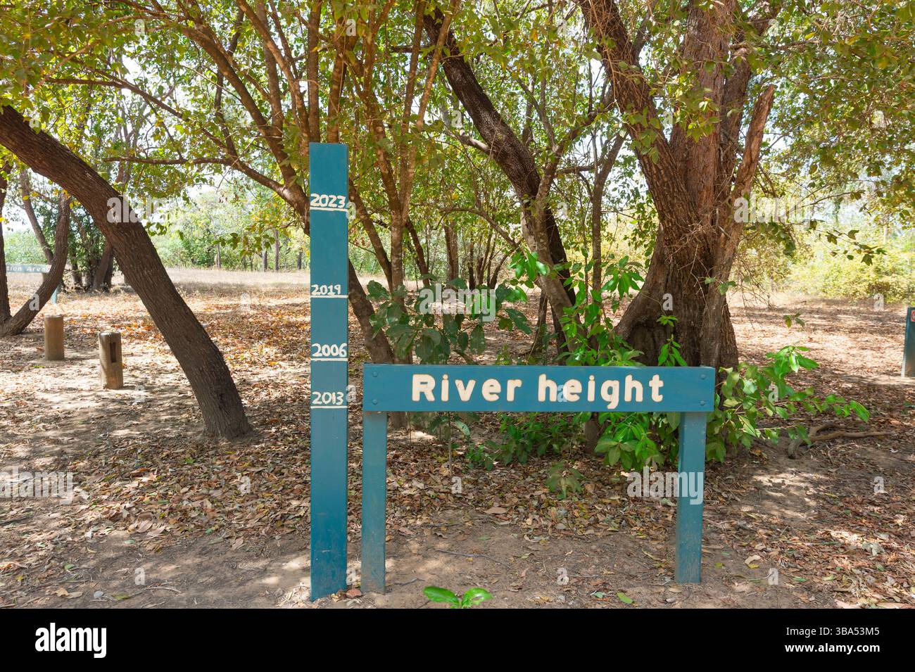 River height sign with year levels, Kalpowar Crossing, Lakefield ...