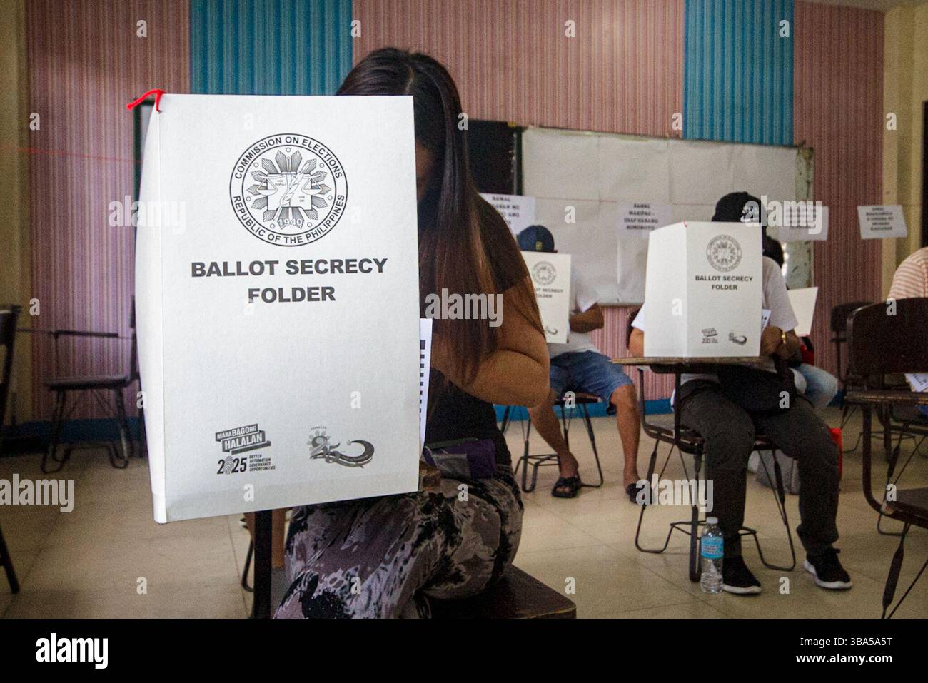 Manila, Ncr, Phillippines. 12th May, 2025. A voter shading their ballot ...