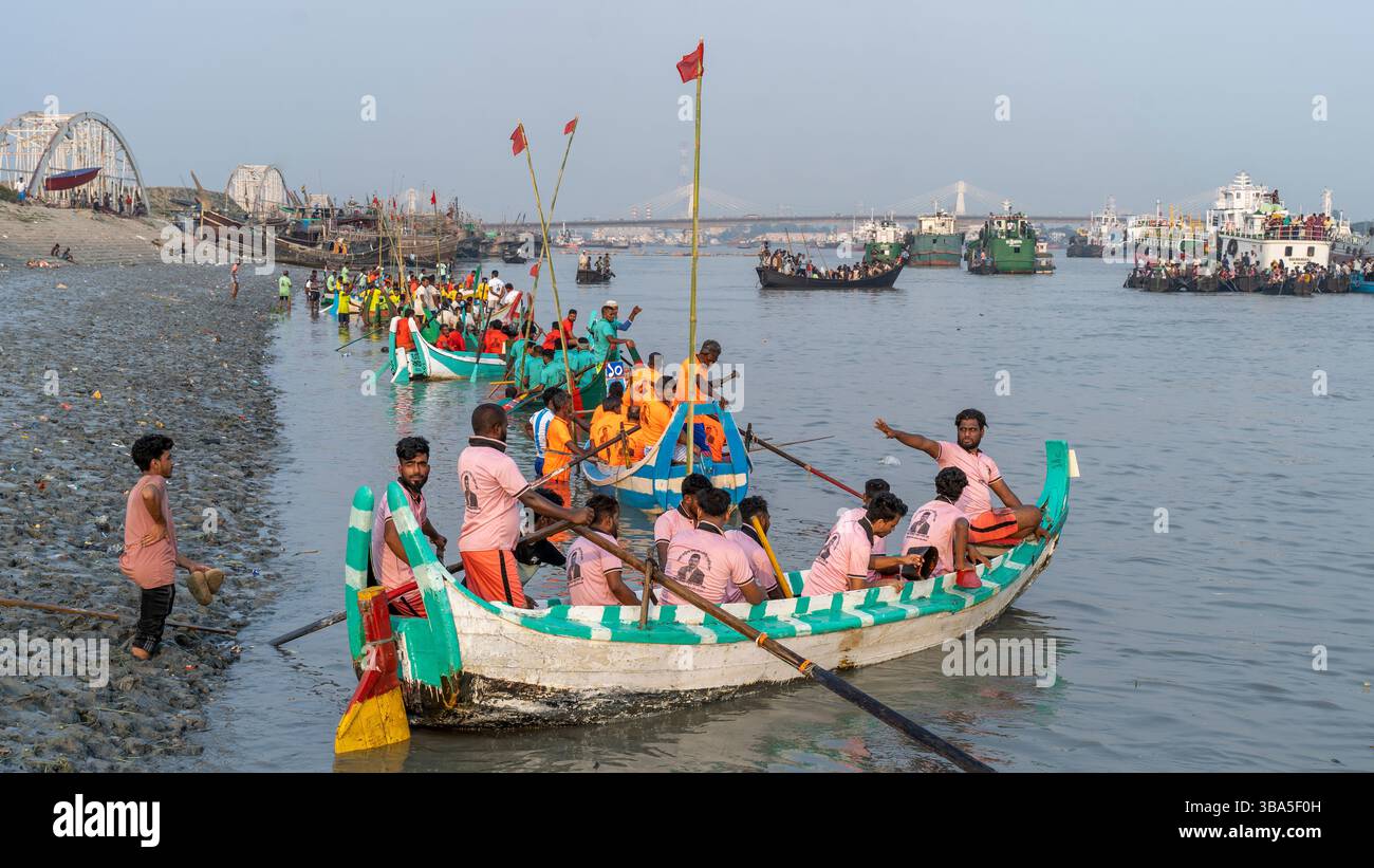Traditional Sampan race in Karnaphuli River, Chittagong, Bangladesh ...