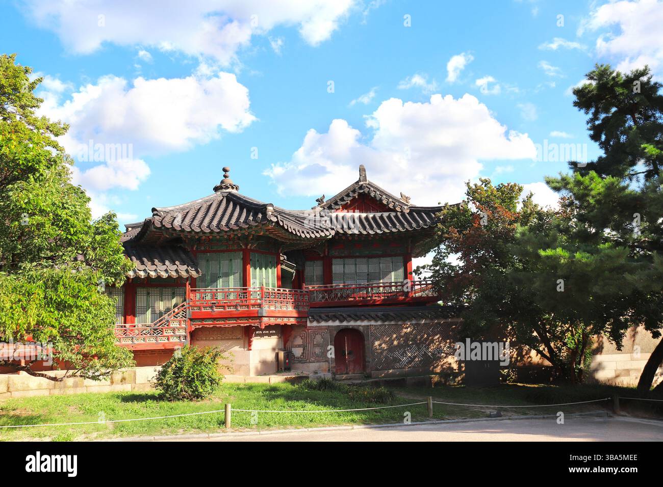 Ancient pavilion in Secret garden Huwon, Changdeokgung Palace complex ...