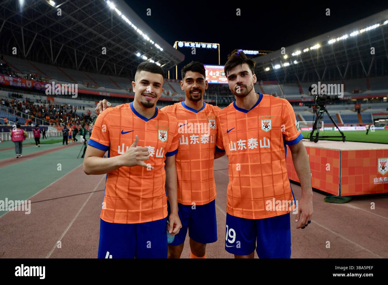 Shandong Taishan Football Club defeated Zhejiang Professional Football ...