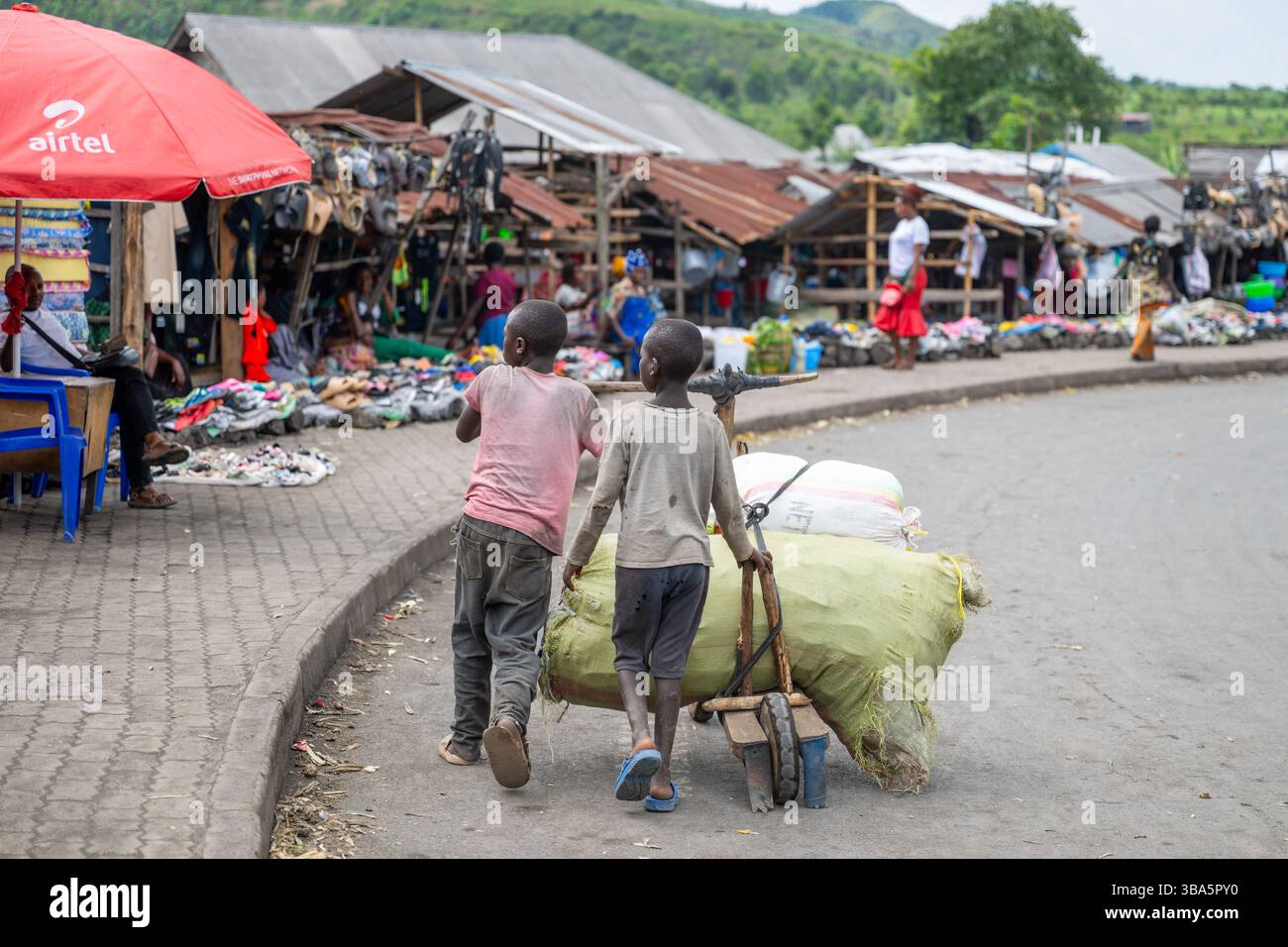 (250512) -- SAKE, May 12, 2025 (Xinhua) -- Two children transport goods ...