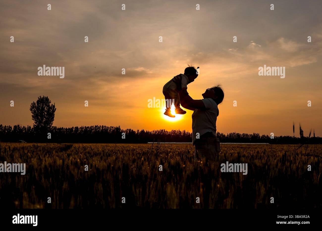 (250512) -- BEIJING, May 12, 2025 (Xinhua) -- A mother has fun with her ...