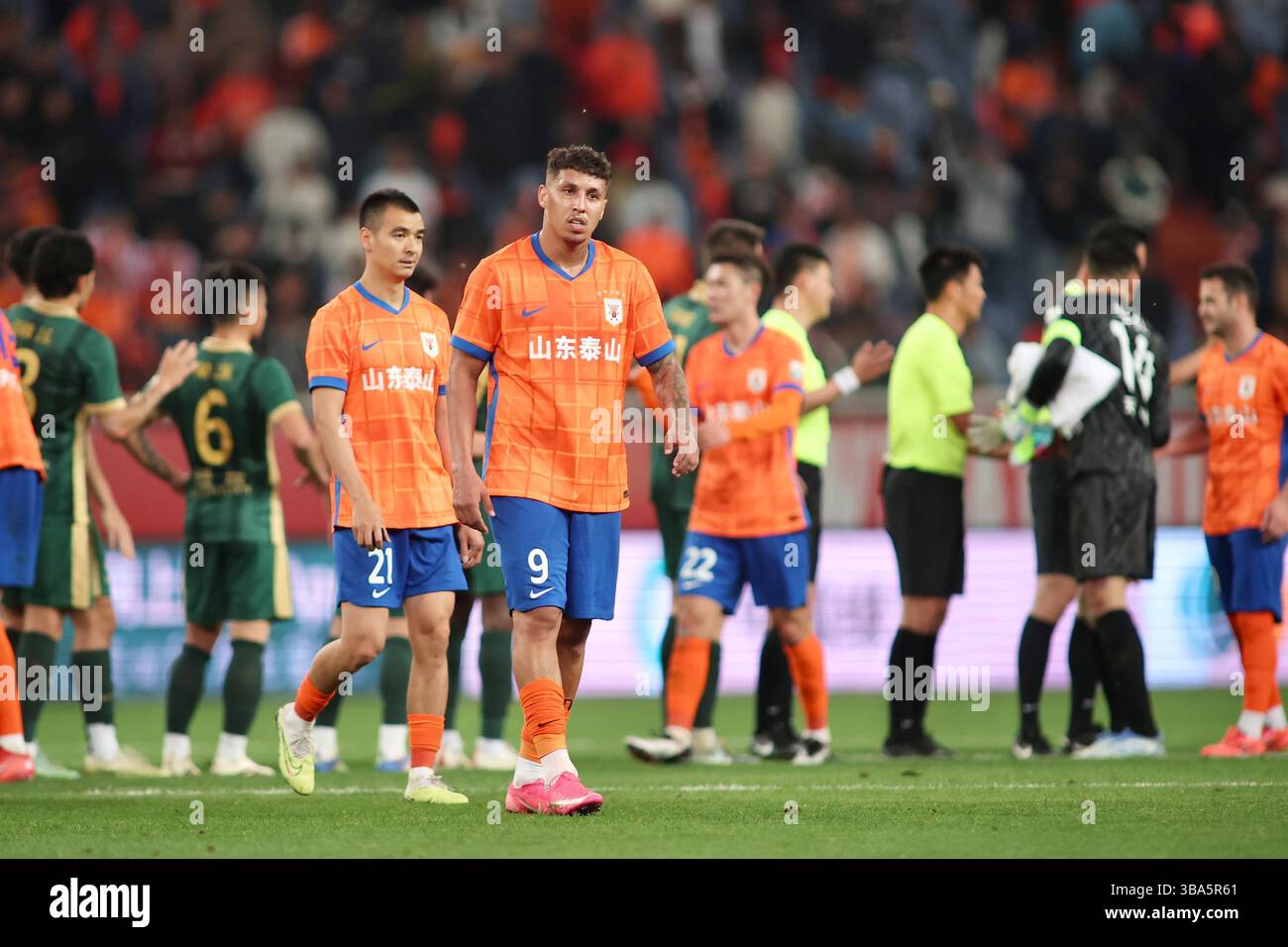 Shandong Taishan Football Club defeated Zhejiang Professional Football ...