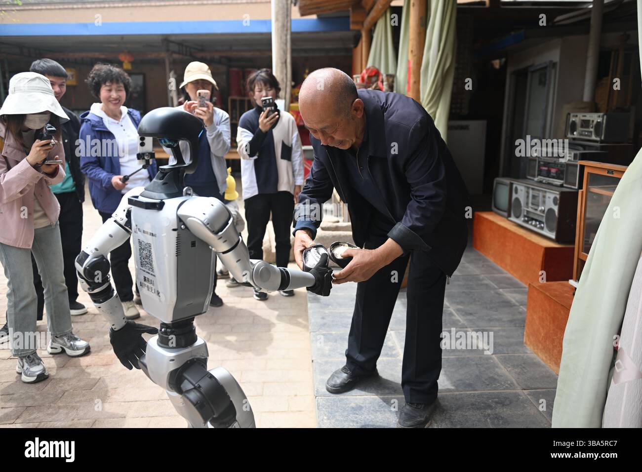 Humanoid robots and AI robotic dogs went to the Agricultural Museum to interact with villagers ...