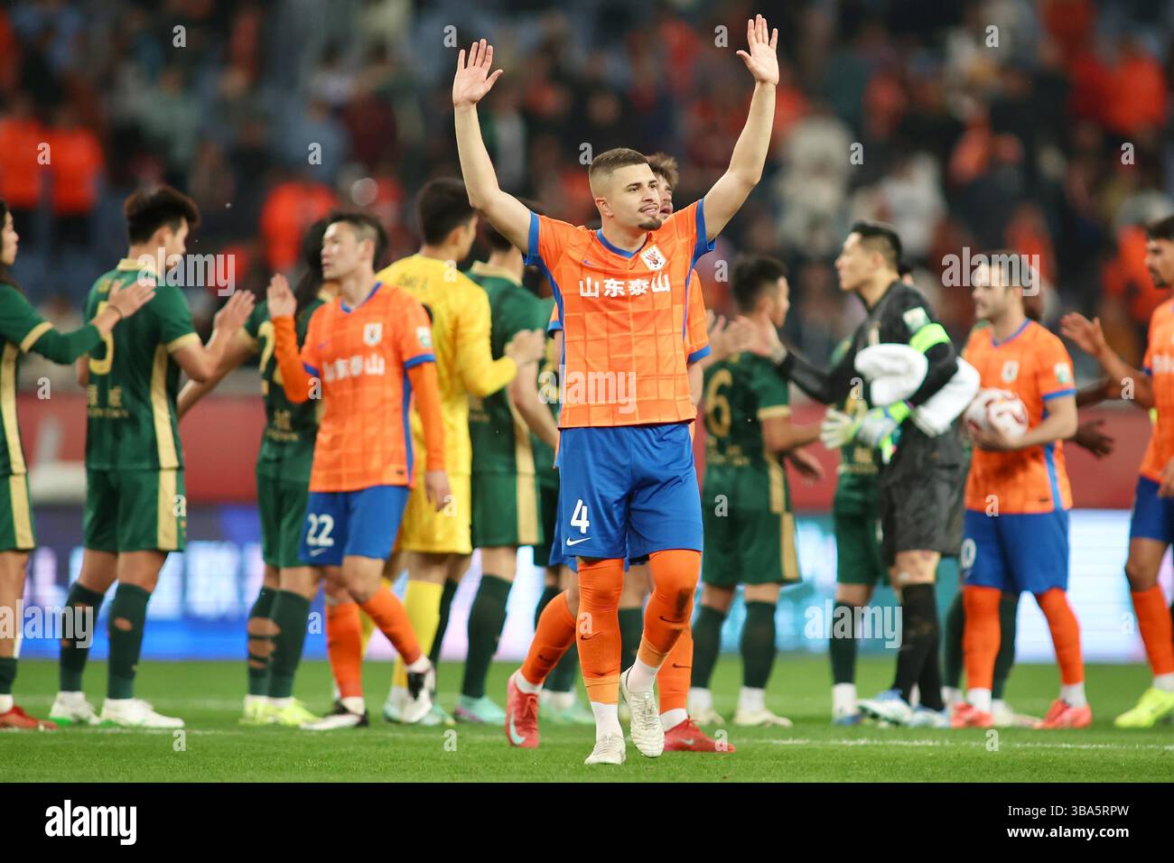Shandong Taishan Football Club defeated Zhejiang Professional Football ...