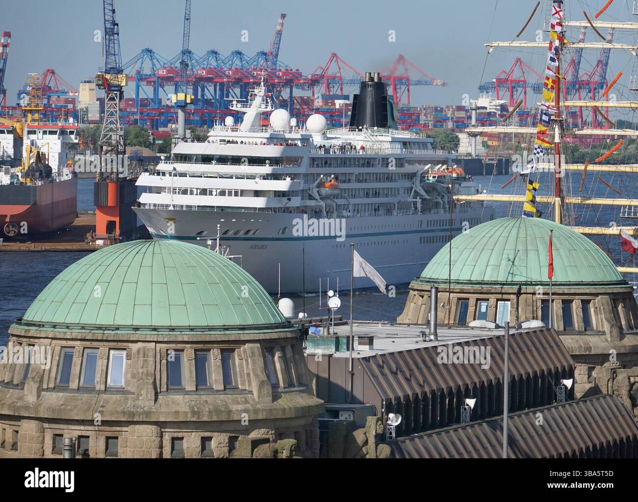 Kreuzfahrt-Kreuzfahrtschiff MS Amadea beim Einlauf in den Hafen von ...