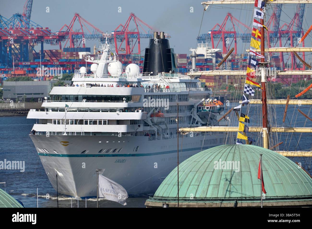 Kreuzfahrt-Kreuzfahrtschiff MS Amadea beim Einlauf in den Hafen von ...