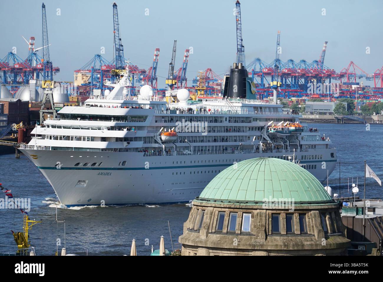 Kreuzfahrt-Kreuzfahrtschiff MS Amadea beim Einlauf in den Hafen von ...