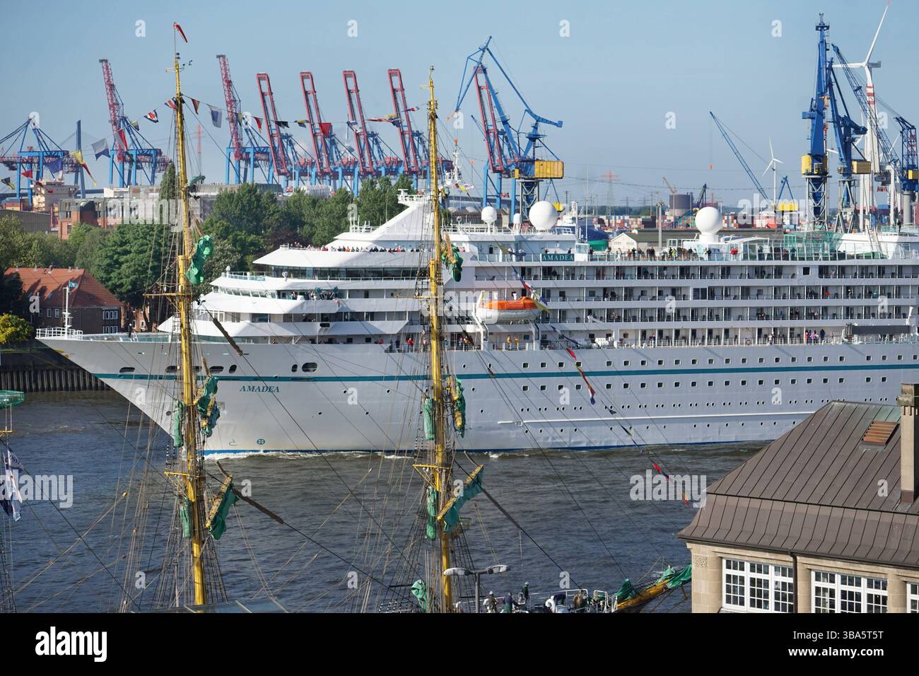 Kreuzfahrt-Kreuzfahrtschiff MS Amadea beim Einlauf in den Hafen von ...