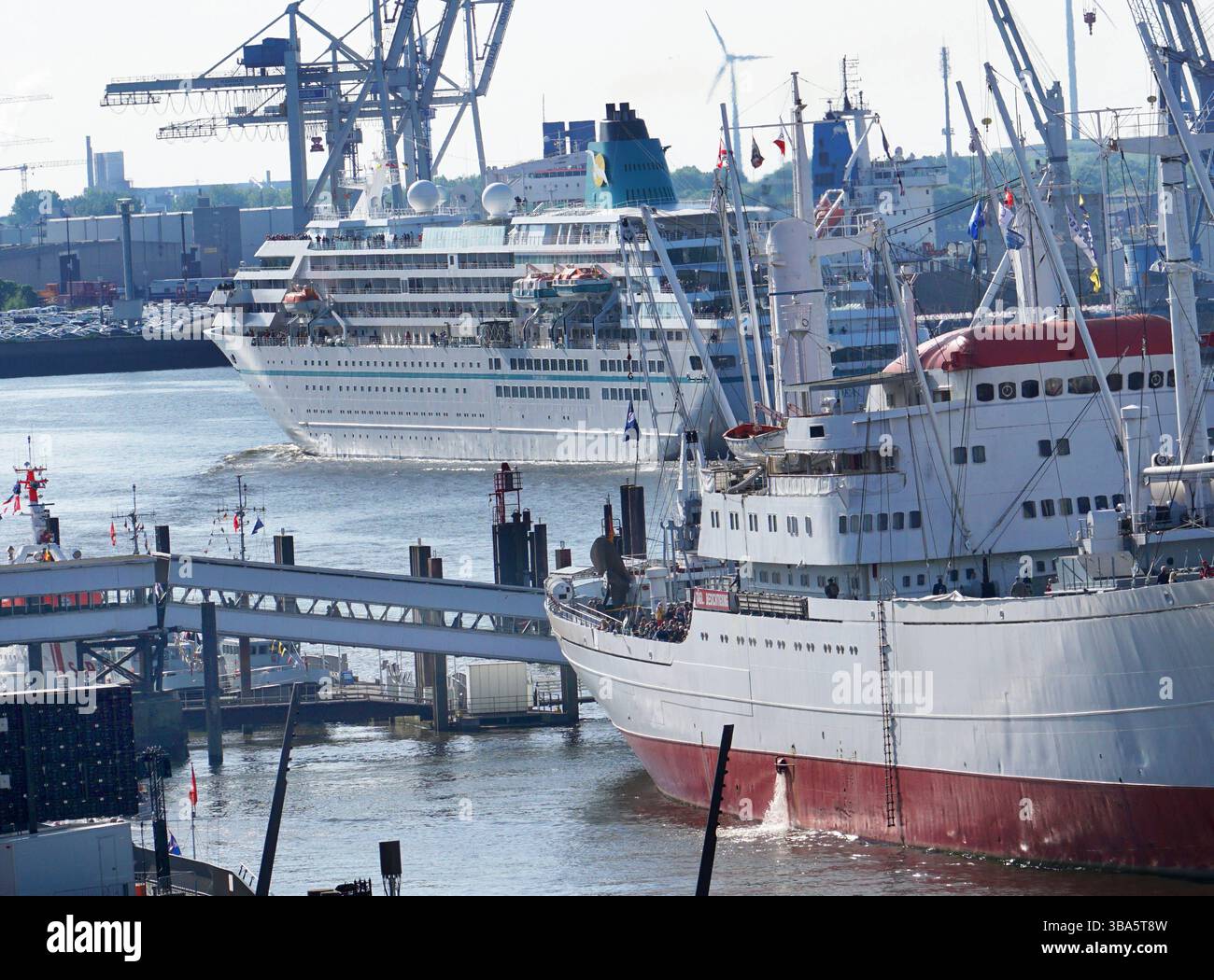 Kreuzfahrt-Kreuzfahrtschiff MS Amadea beim Einlauf in den Hafen von ...