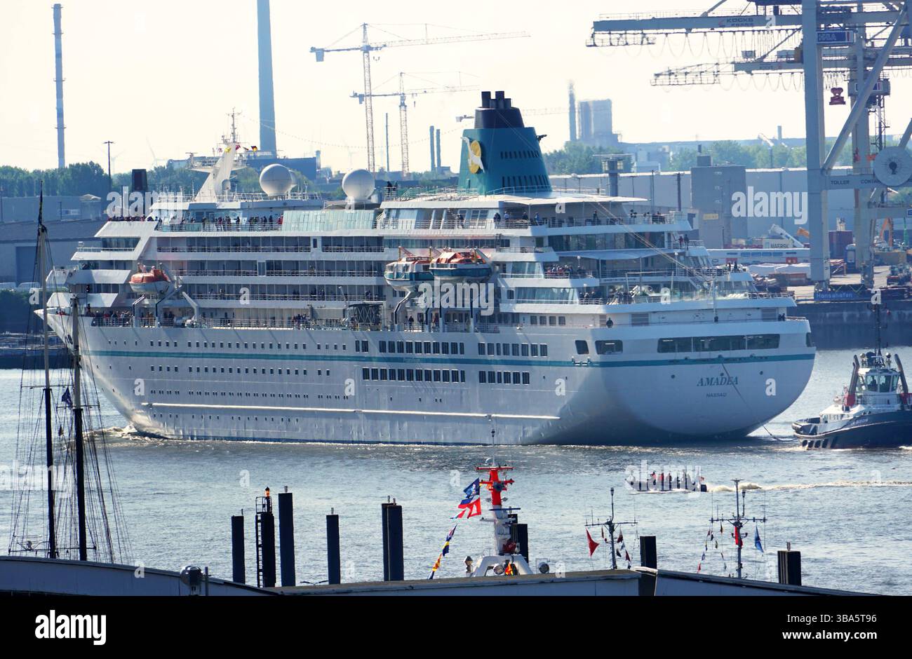 Kreuzfahrt-Kreuzfahrtschiff MS Amadea beim Einlauf in den Hafen von ...