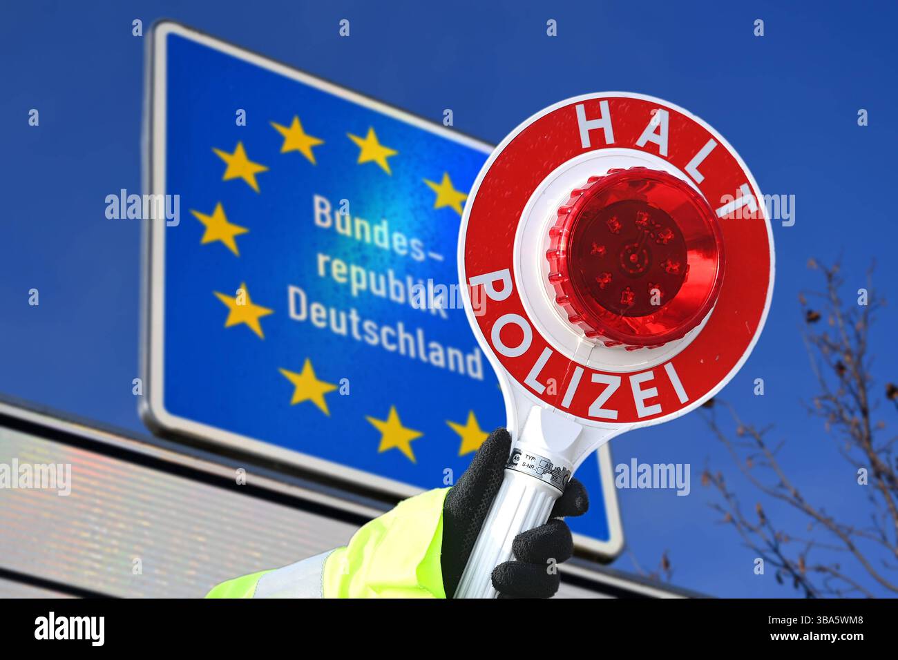 Symbolfoto,FOTOMONTAGE: Ausweitung der Grenzkontrollen. Grenzschild ...