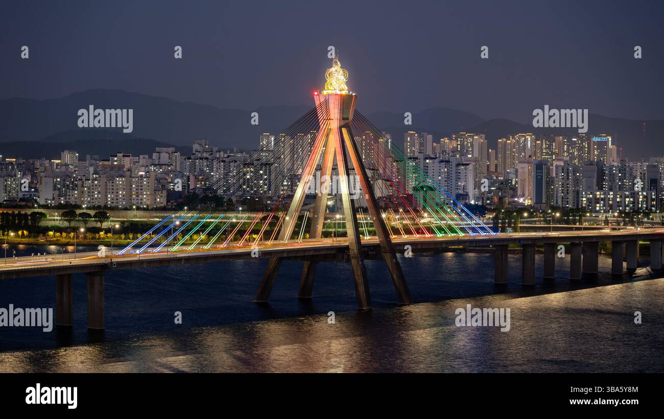 Seoul Olympic Bridge night view Stock Photo - Alamy