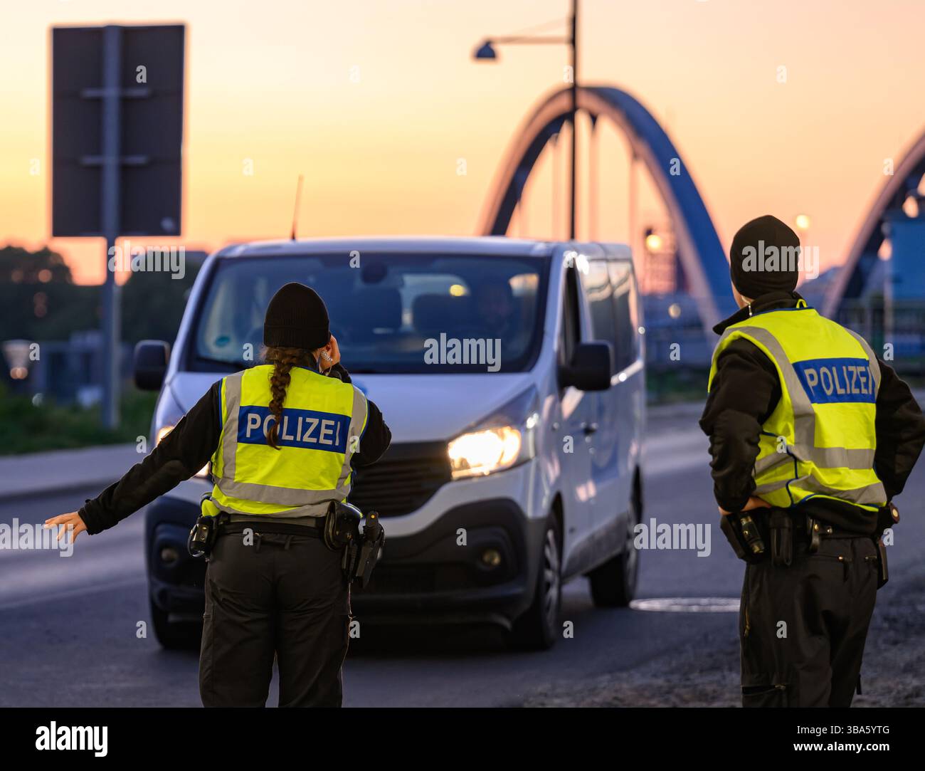 11 May 2025, Brandenburg, Frankfurt (Oder): Federal police officers ...