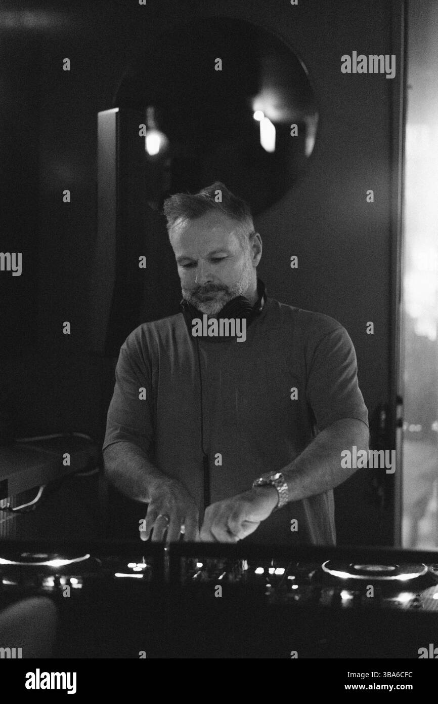 Group of smiling friends Black and White Stock Photos & Images - Alamy