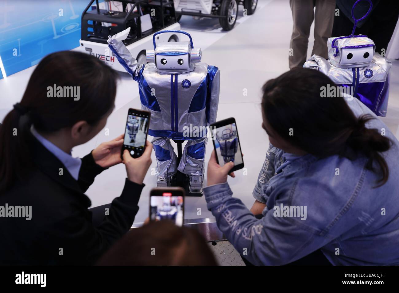 People visit the 27th China Beijing International High-Tech Expo in ...