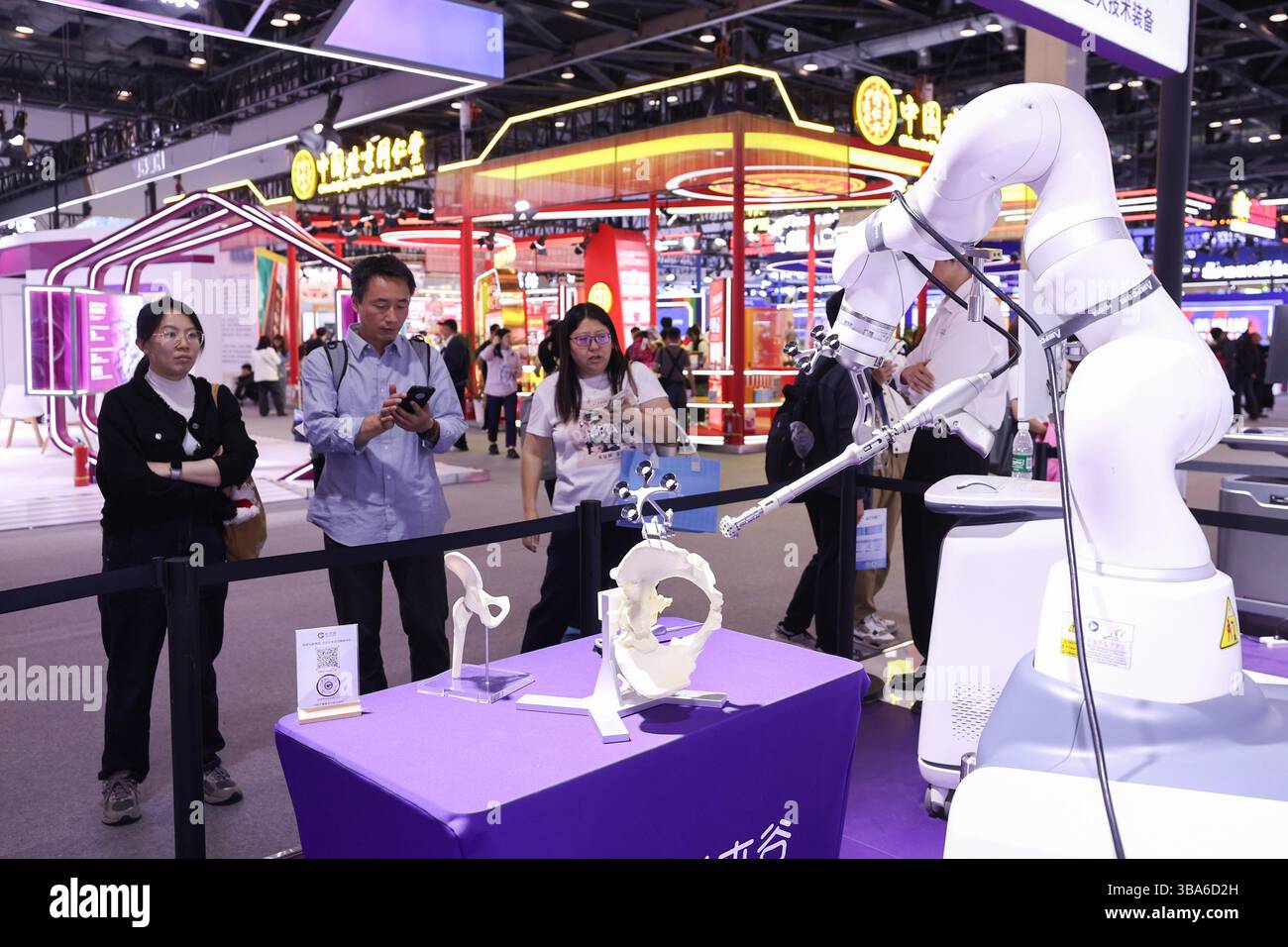 People visit the 27th China Beijing International High-Tech Expo in ...