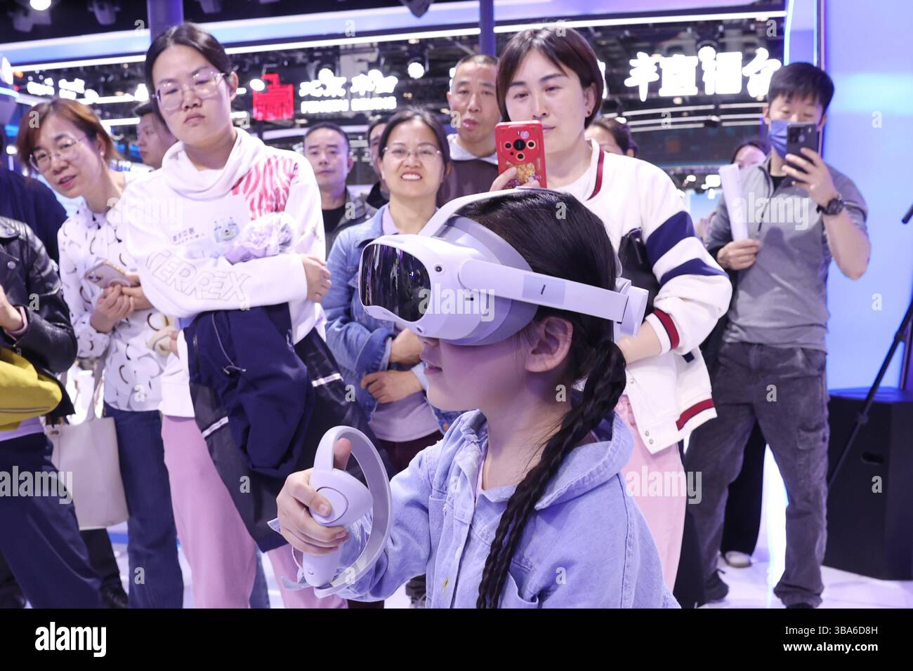 People visit the 27th China Beijing International High-Tech Expo in ...