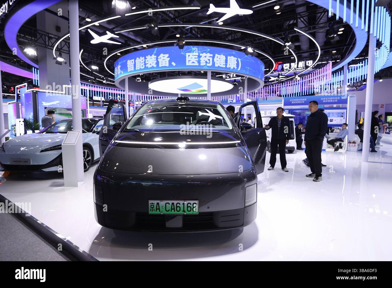 People visit the 27th China Beijing International High-Tech Expo in ...