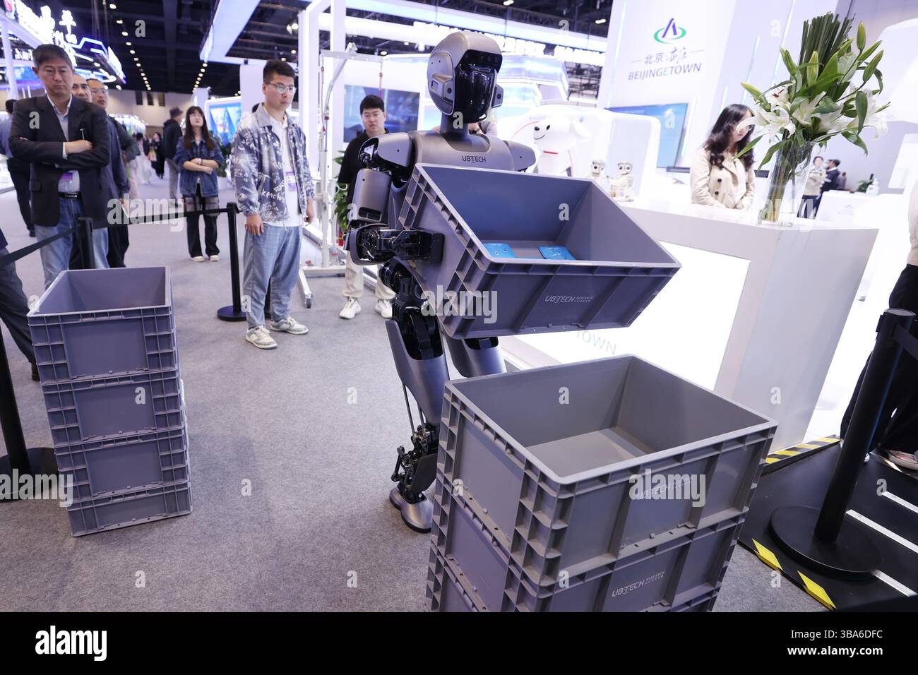 People visit the 27th China Beijing International High-Tech Expo in ...