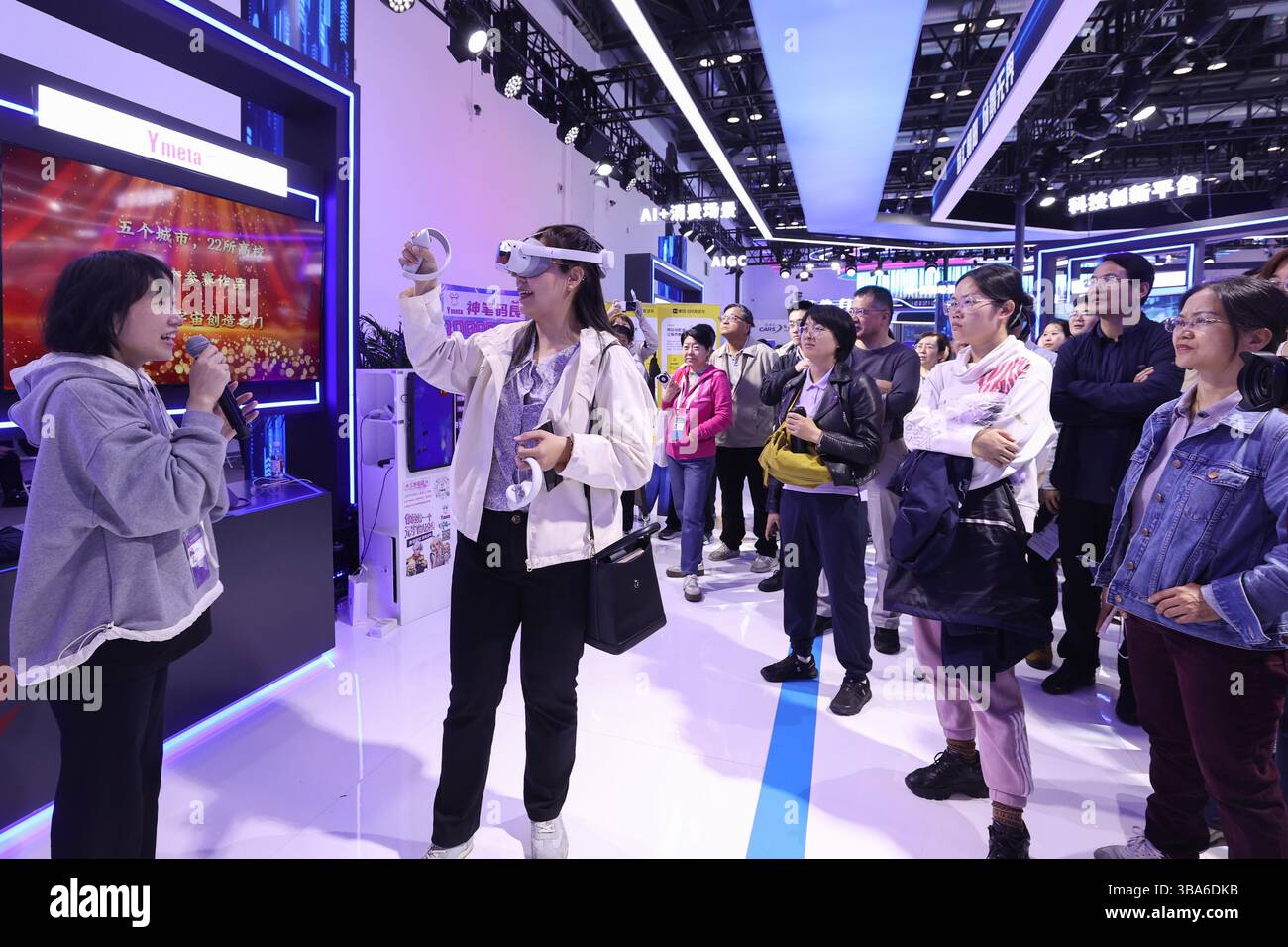 People visit the 27th China Beijing International High-Tech Expo in ...