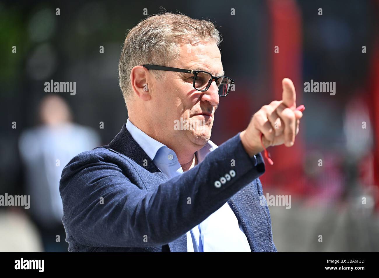 Jan Christian DREESEN (FCB CEO), shows, gesture, single image, cropped ...