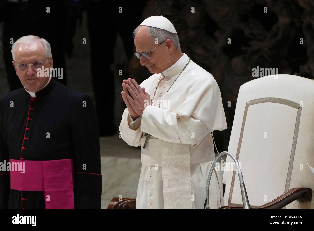Pope Leo XIV meets with members of the international media in the Paul ...