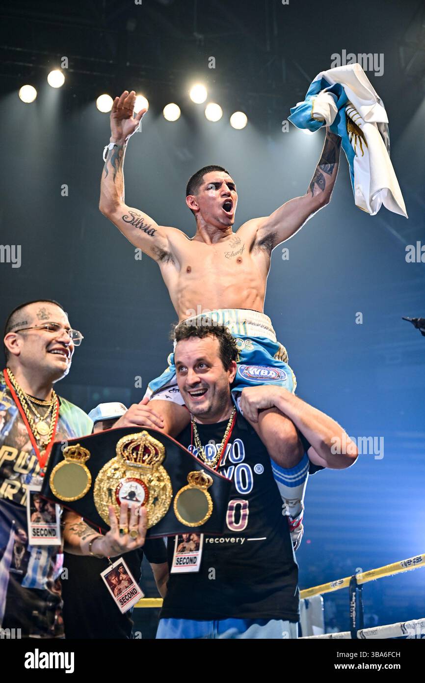 Champion Fernando Martinez won the WBA super flyweight title boxing ...