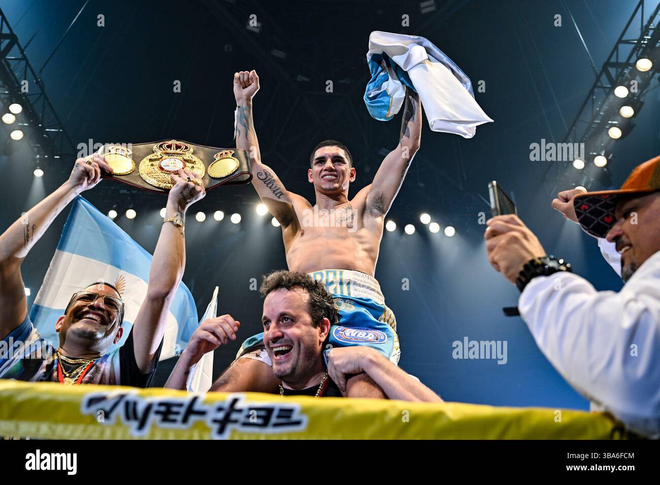Champion Fernando Martinez won the WBA super flyweight title boxing ...