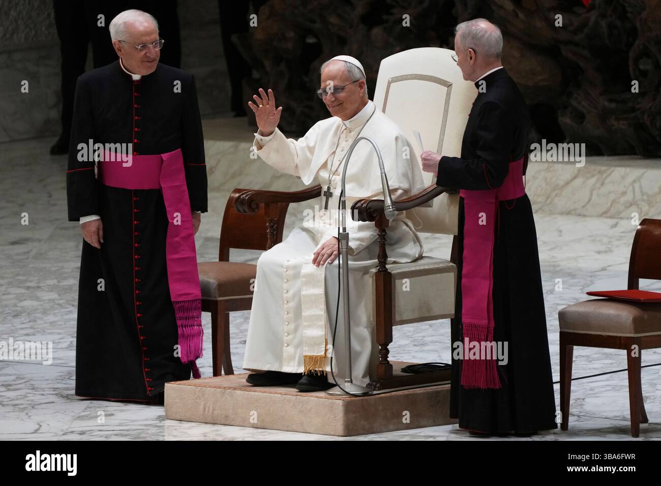 Pope Leo XIV meets with members of the international media in the Paul ...