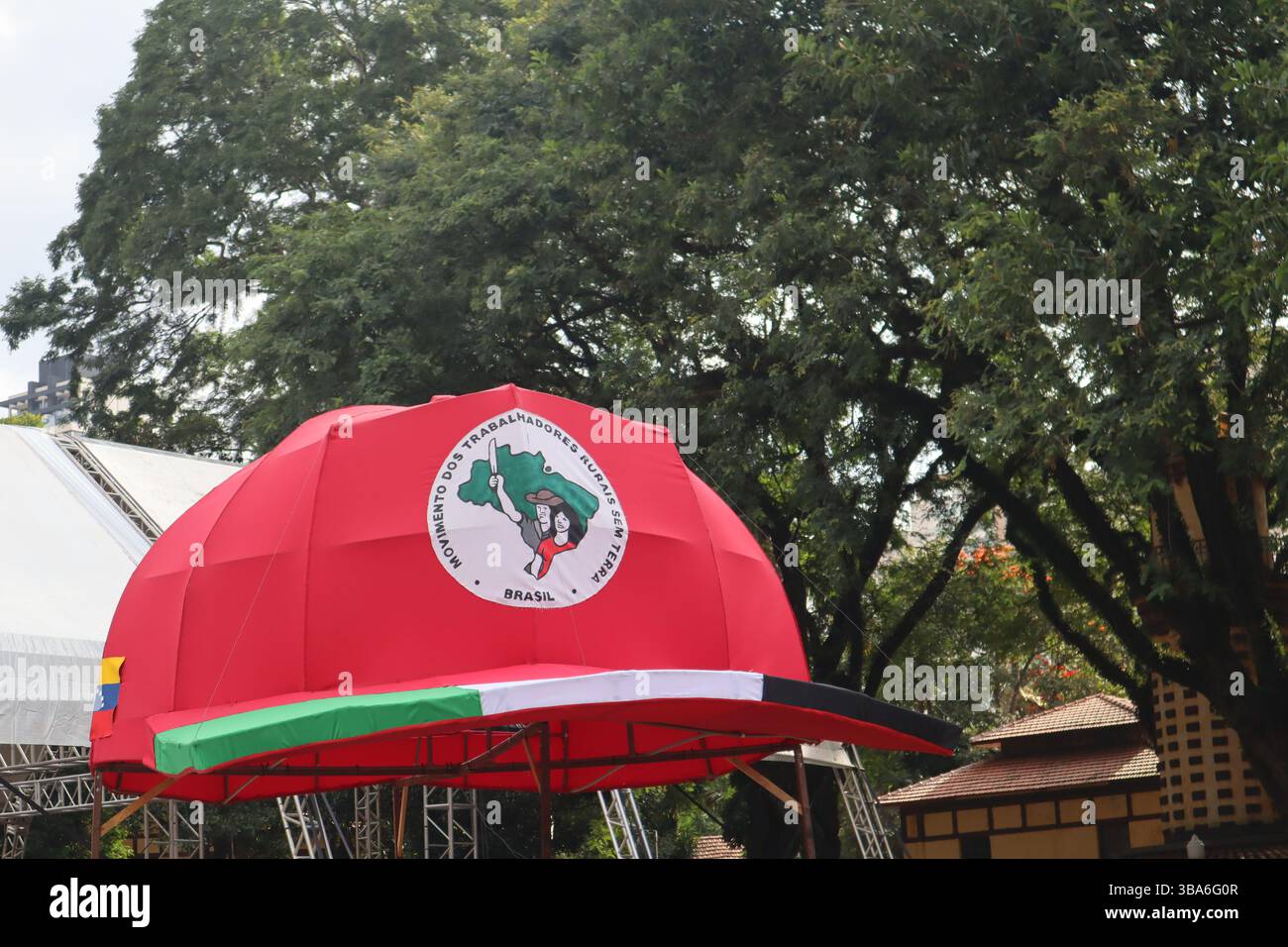 Giant MST cap of brazilian "movimentos sem terra Stock Photo - Alamy