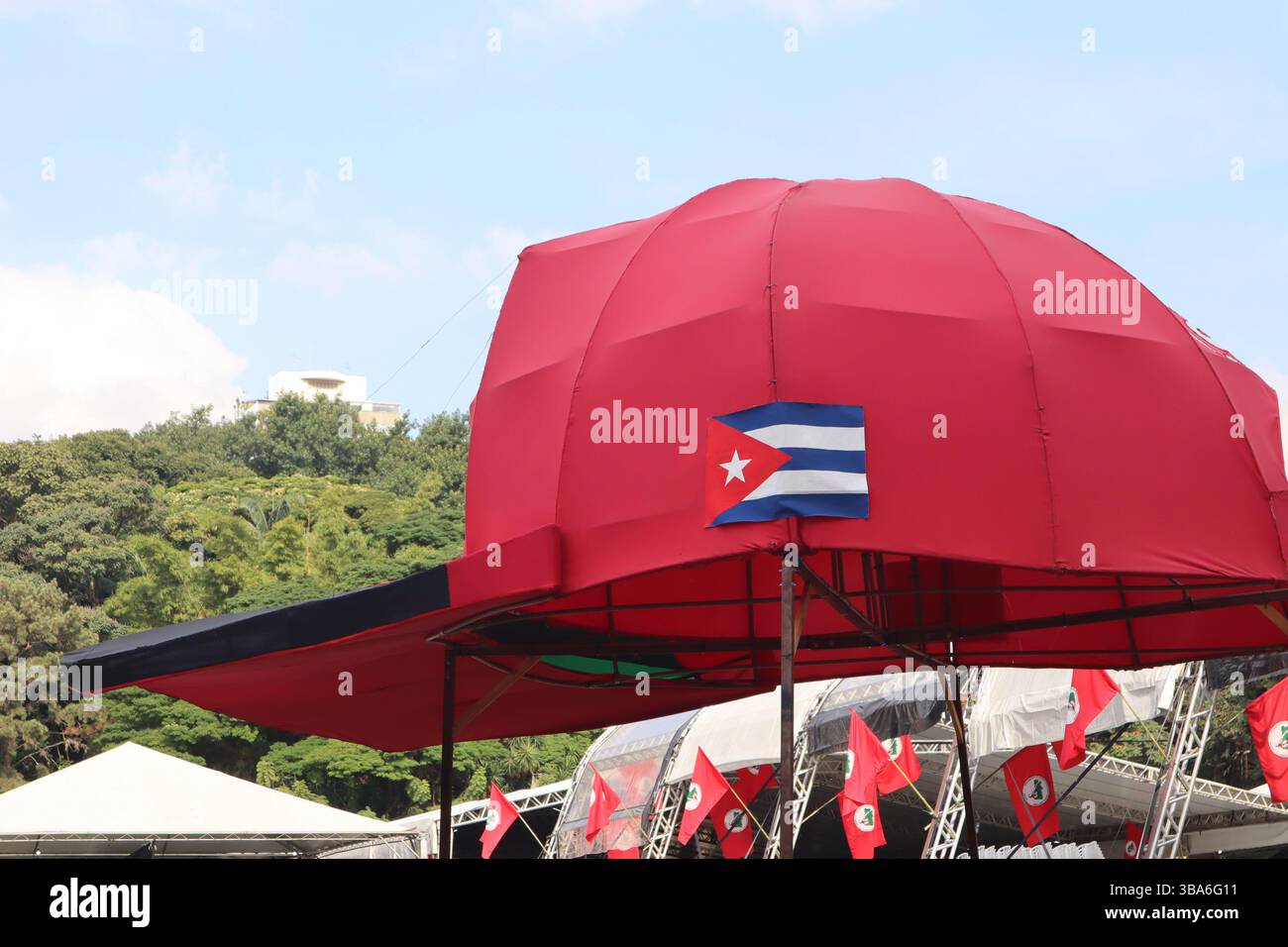 Giant MST cap of brazilian "movimentos sem terra Stock Photo - Alamy