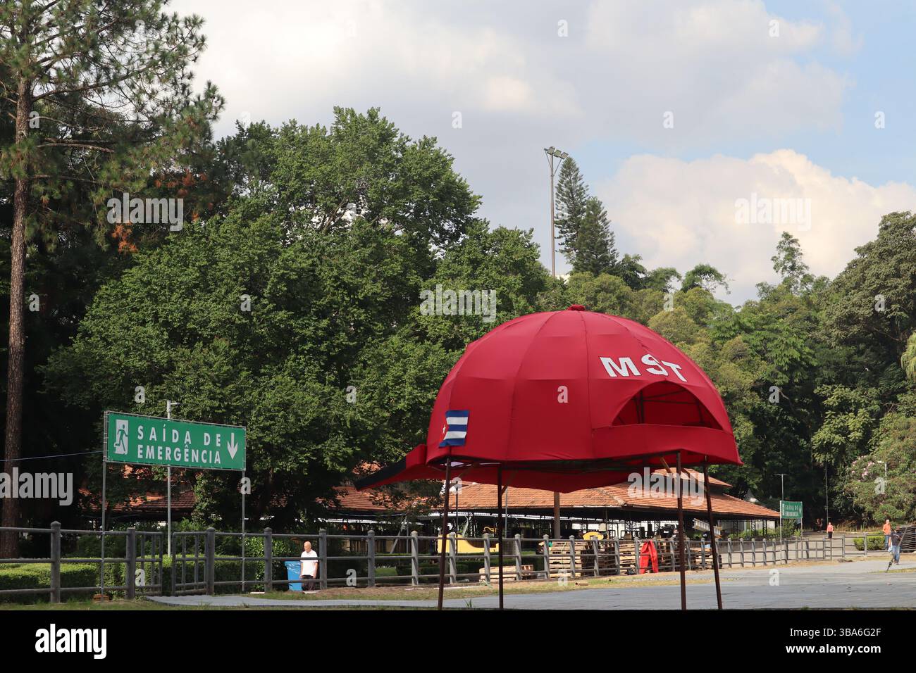 Giant MST cap of brazilian "movimentos sem terra Stock Photo - Alamy