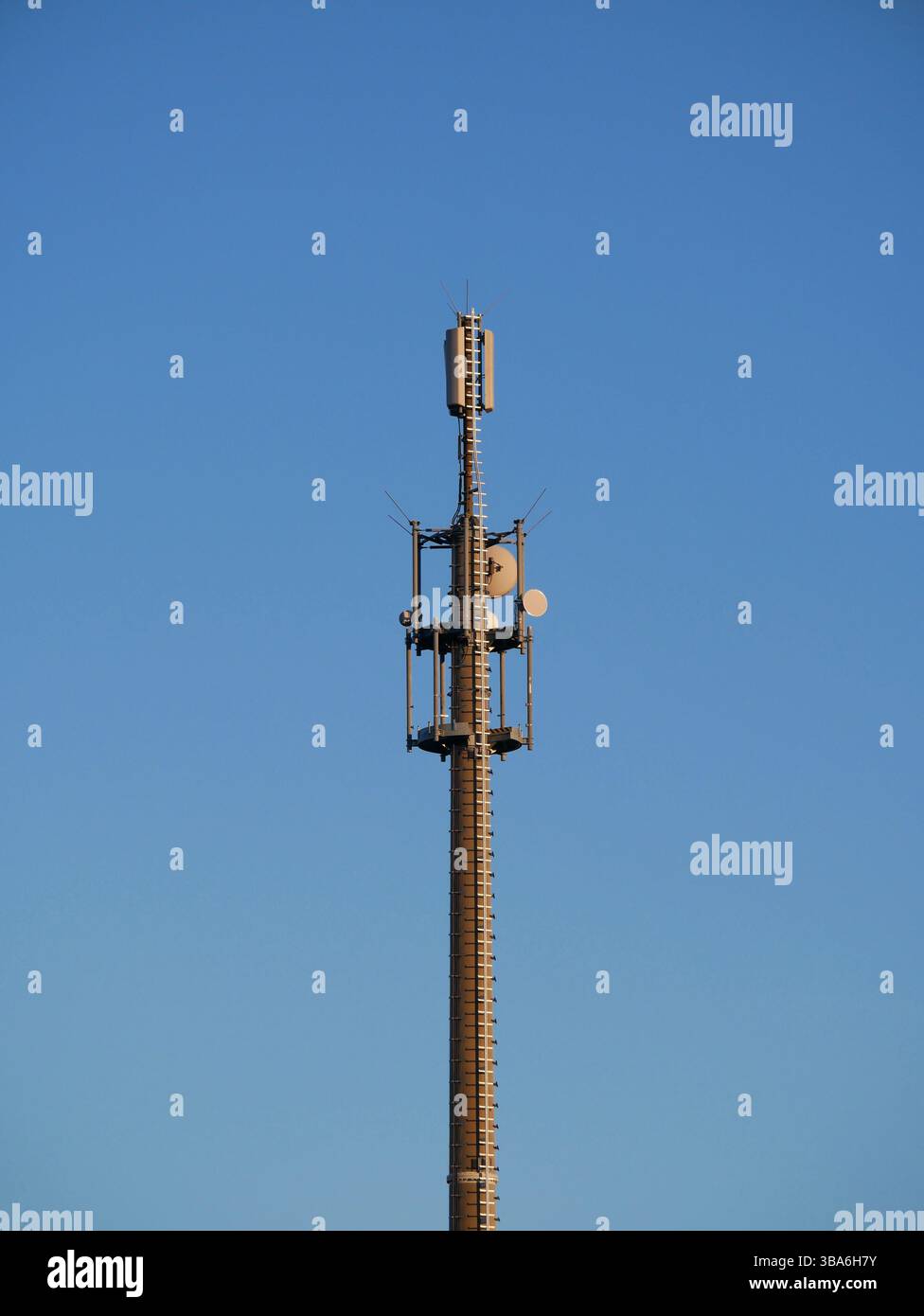 High antenna tower lte coverage hi-res stock photography and images - Alamy