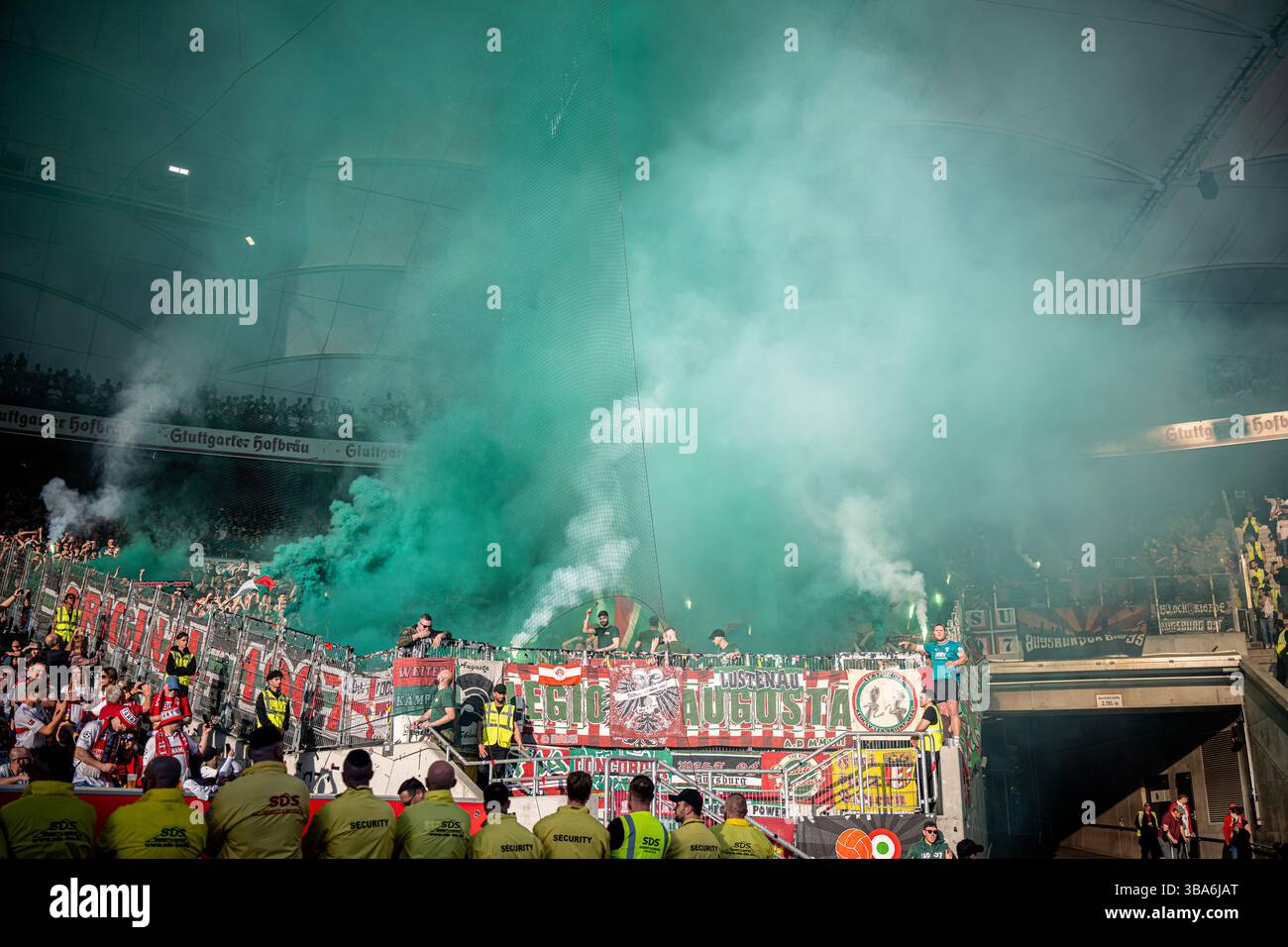 Impressionen Die Fans aus Augsburg beginnen das Spiel mit Pyro und ...