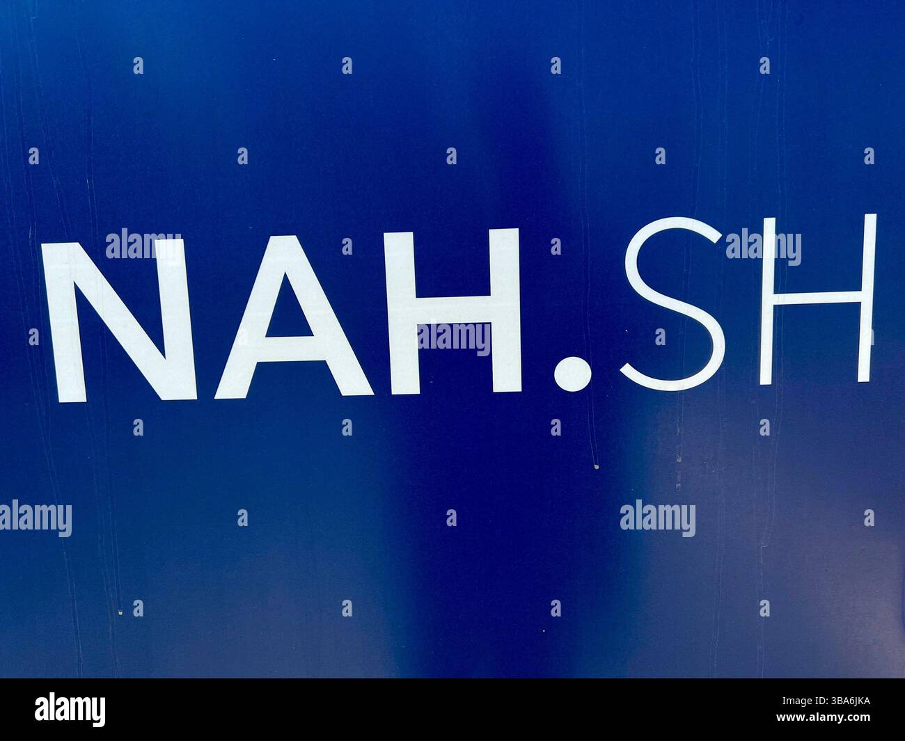 Weiss Blaues Logo mit den Buchstaben NAH.SH an einem Bus fuer Stadt ...